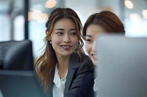 两名女性在办公室工作高清图片下载 正版图片601051030 摄图网