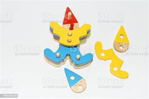 아기를위한 나무 장난감 흰색 배경에 고립 된 어린이 다른 색상의 다른 모양 모자를 가진 사람들 0명에 대한 스톡 사진 및 기타 이미지 Istock