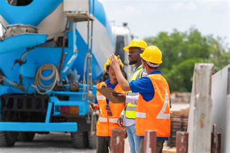 건설 현장에서 프로젝트 계획을 위한 감독 및 작업자 팀 회의 건설 현장에서 현장 관리자 및 건축업자 제어 콘크리트 트럭 믹서