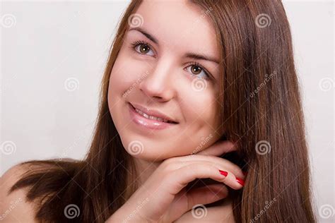 Естественный портрет красивой молодой женщины Стоковое Фото изображение насчитывающей глаз