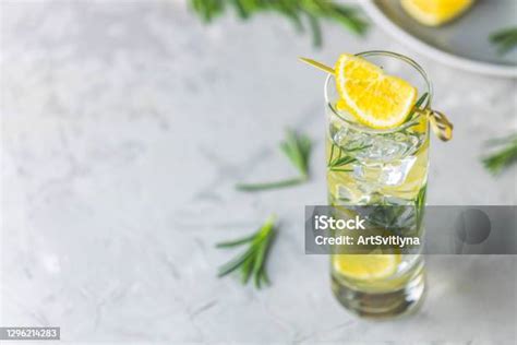 밝은 회색 배경에 유리 잔에 얼음 조각과 레몬 라임 음료를 상쾌하게 로즈마리와 여름 신선한 레몬 소다 칵테일 선택적 초점 0명에 대한 스톡 사진 및 기타 이미지 Istock