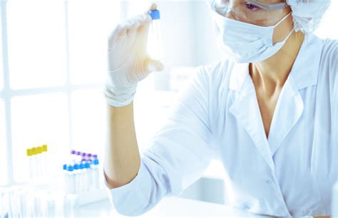 보호 안경을 쓴 전문 여성 과학자는 햇볕이 잘 드는 실험실에서 시약이 있는 튜브를 파란색으로 칠했다 의학 및 과학 연구 40 44세에 대한 스톡 사진 및 기타 이미지