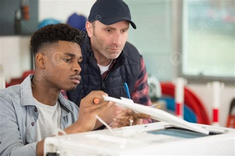 에어컨 장치에서 작업하는 두 명의 작업자 사진 배경 및 무료 다운로드를위한 그림 Pngtree