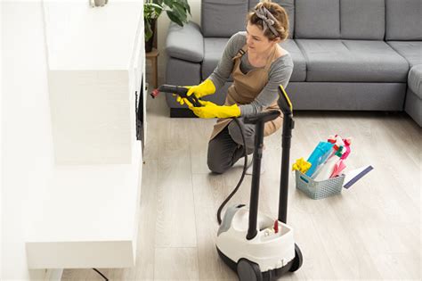 여자는 젖은 고압 증기 인 흰색 스팀 청소기로 방의 바닥을 씻습니다 아파트 청소 우리는 미생물을 죽인다 고압 청소에 대한 스톡 사진 및 기타 이미지 Istock