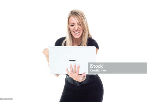 프론트 뷰 1인 웨스트 업 2029세 성인 미모 금발 머리 코카서스 여성 젊은 여성 사업가 비즈니스 맨 스탠딩 비즈니스웨어 드레스 슈트 랩톱 컴퓨터를 사용 하 여 축하 20