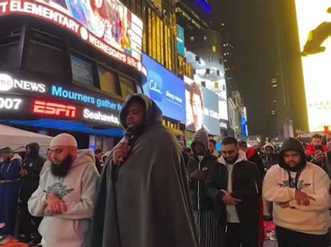 Video Muslims Perform Taraweeh Prayers At New York Times Square