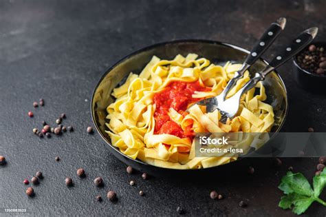 아라비아타 파스타 토마토 야채 소스 타글리아텔 또는 링귀니 식사 간식 테이블 복사 공간 음식 배경 채식 채식 주의 채식주의 자 또는 채식 음식 고기 없음 0명에 대한 스톡