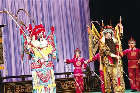 国粹京剧 京剧唱响戏曲新秀梨花杯武汉展演