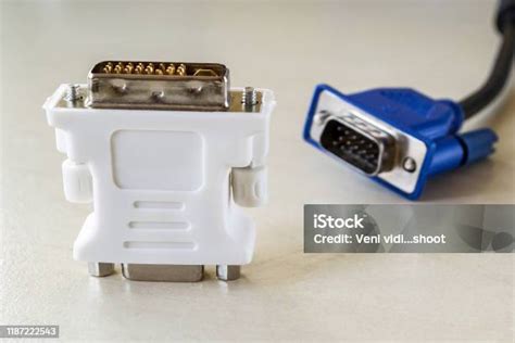뒤에 Dvid와 Vga 및 파란색 모니터 코드를 연결하기위한 흰색 어댑터 다른 유형의 플러그와 컴퓨터 장치의 연결 컴퓨터에 대한
