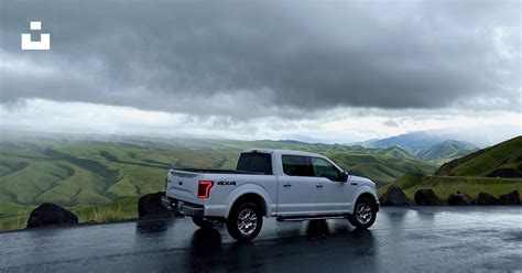 낮 동안 강에서 흰색 승무원 택시 픽업 트럭 사진 Unsplash의 무료 아이다호 이미지