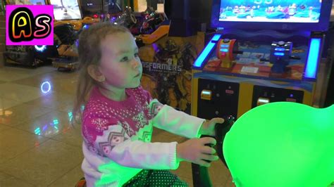 Агния играет в детские игровые автоматы Прогулка в торговом центре Youtube
