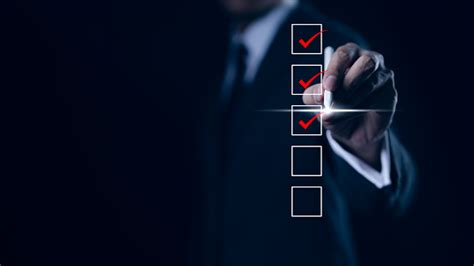 사업가가 체크리스트에 빨간색 체크 표시로 표시 온라인 체크리스트 설문 조사 디지털 양식 체크리스트 작성 평가 설문지 평가 온라인 설문 조사 온라인 시험 개념에 대한 스톡