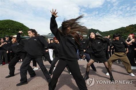 청와대서 K 팝 커버댄스 12개국 국가대표 단체 공연
