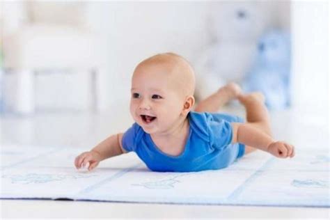 宝宝抬头、翻身困难？坚持做“tummy Time”，对孩子有好处宝宝表姐翻身新浪新闻