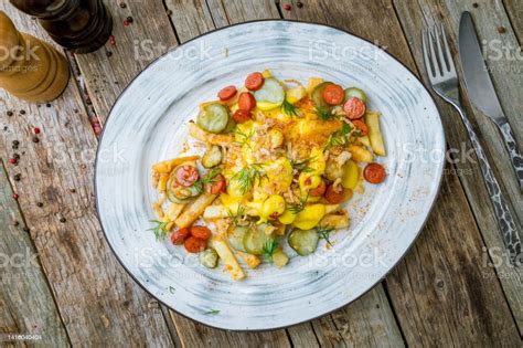 치즈 소스 소시지 절인 오이를 나무 테이블 꼭대기에 곁들인 프렌치 프라이 가식적 미소에 대한 스톡 사진 및 기타 이미지 가식적 미소 감자 요리 건강하지 못한 생활방식