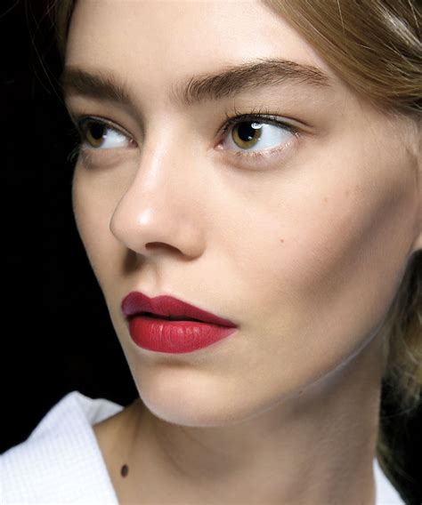 How To Wear Red Lipstick Beauty Lipstick Wear Red Lipstick Minimalist Makeup