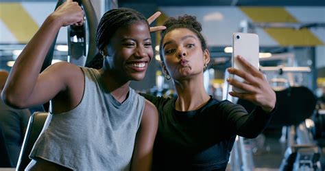 행복하고 체육관과 여자 친구들은 운동 운동 및 훈련에서 강한 근육과 미소를 가진 셀카를 찍습니다 소셜 미디어 피트니스 및 헬스 클럽에서 재미있는 프로필 사진을 위해 미소를