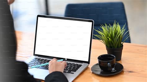 나무 사무실 책상에서 노트북 컴퓨터로 작업하는 사업가의 모습을 닫습니다 사진 Unsplash의 컴퓨터 키보드 이미지