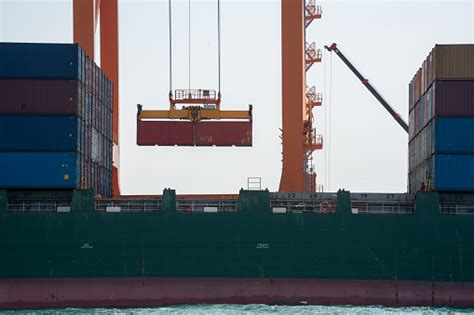 크레인 적재화물 컨테이너에서 트럭에서 컨테이너 선박으로 국제 터미널 물류 항구 개념화물 운송 웨비나 배너 전달자 돛대 0명에 대한 스톡 사진 및 기타 이미지 Istock