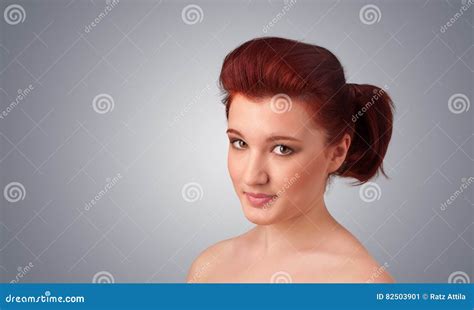 Sluit Omhoog Portret Van Mooi Jong Naakt Meisje Stock Afbeelding Image Of Aantrekkingskracht
