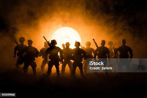 폭동 진압 경찰 준비 신호를 주고입니다 정부 전력 개념입니다 행동에 경찰입니다 라이트와 어두운 배경에 연기 푸른 빨간 번쩍이는 사이렌 소리 독재 파워 거리에 대한 스톡 사진