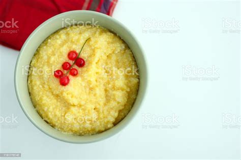 나뭇가지에 붉은 건포도가 있는 그릇에 있는 옥수수 죽을 빨간 냅킨과 함께 제공 0명에 대한 스톡 사진 및 기타 이미지 0명 건강한 생활방식 건강한 식생활 Istock