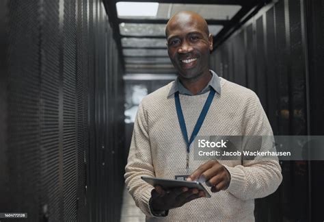 서버실 태블릿 또는 흑인 초상화 또는 데이터 센터 시스템 및 사이버 보안 코드 기술자 정보 기술 또는 디지털 혁신 분야의 행복한 남성 프로그래머 또는 프로그래밍 담당자 40