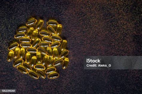 텍스트 오메가 3를위한 공간이있는 테이블에 생선 기름 캡슐 어유에 대한 스톡 사진 및 기타 이미지 어유 0명 개념 Istock