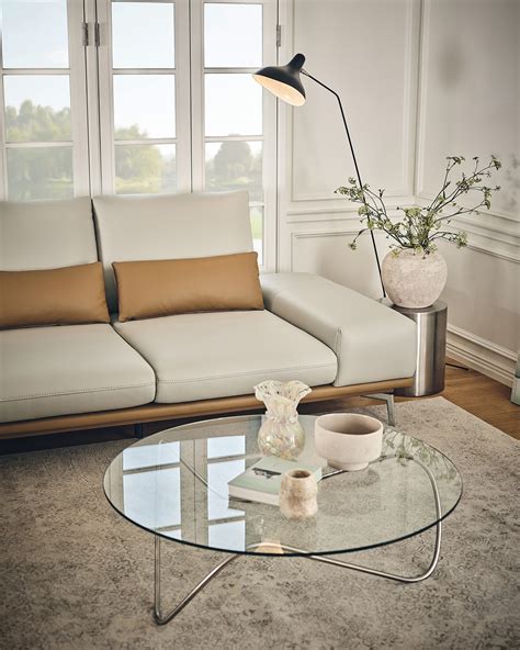 소파의 한계 그 위에 에싸소파 ⠀⠀⠀ 계절의 무드는 거실에서 먼저 시작되니까 텍스처와 컬러 착석감까지 에싸의 감각을 당신의 손끝으로 직접 경험하고 선택하세요 우리