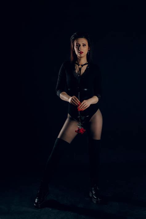 Фотосессия на чёрном фоне с розой Фотосессия Модные позы Девочка