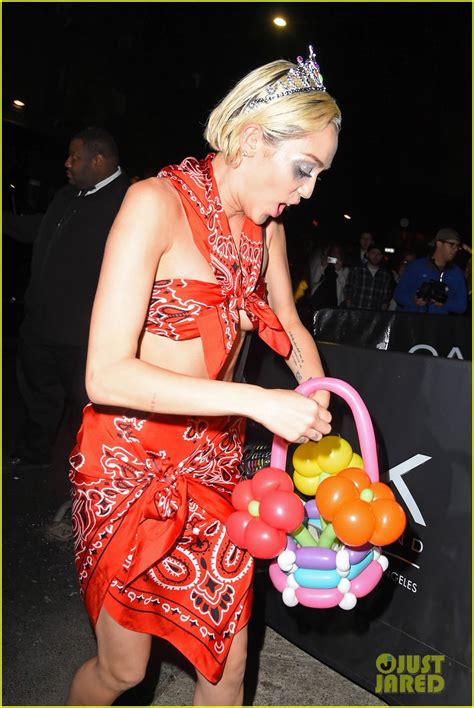 Miley Cyrus Gives Out Fake Money To Paparazzi Photo 3369625 Miley Cyrus Pictures Just Jared