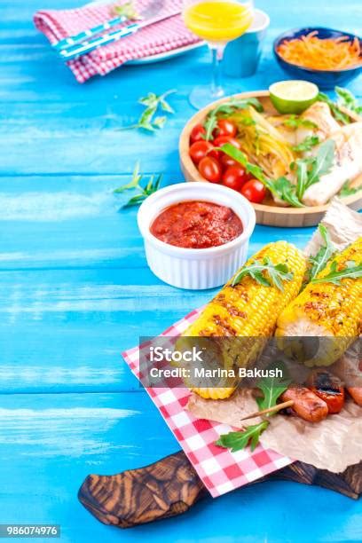 나무 접시와 소시지 주스 고 파란색 배경에 샐러드에 구운된 야채 여름 저녁 식사입니다 텍스트에 대 한 여유 공간입니다 공간 복사 바비큐에 대한 스톡 사진 및 기타 이미지