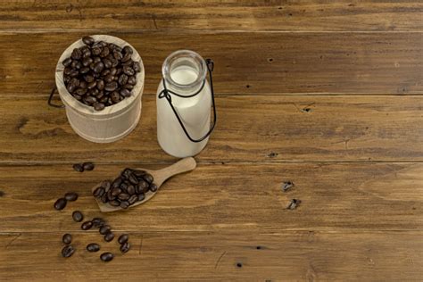 커피 콩 곡물 갈색 나무 테이블 배경에 우유와 자루 Fabrice 보드의 병 Copyspace 포함에 대 한 추가 텍스트 또는 그래픽에서 광고 또는 마케팅 콘텐츠 0명에