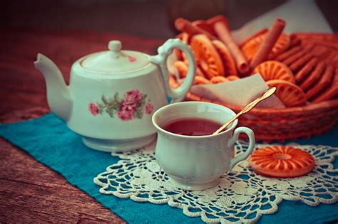 계란과 크림 수 제 비스킷 라운드 쿠키와 함께 중간에 구멍이 있는 나무 바탕에 작은 흰색 컵과 차 냄비에 홍차 핫 0명에 대한 스톡 사진 및 기타 이미지 Istock