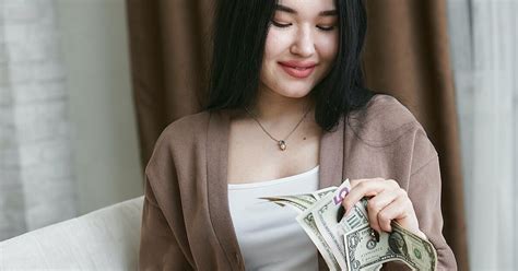 Сестра знала что я откладываю деньги сыновьям на обучение притащилась просить крупную сумму в