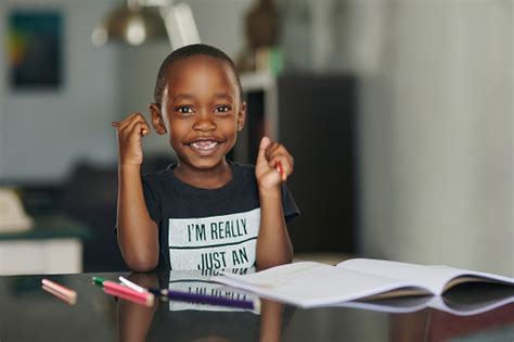 학습 책 교육 성취 또는 홈스쿨 성장이 있는 어린이 초상화 또는 성공 주먹 미소 행복하거나 응원하는 흑인 아이는 창의적인 노트북 우승자 손 또는 학생 동기 부여를 공부합니다