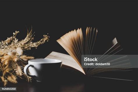 검은 나무 배경에 대한 교육을위한 종이가있는 거룩한 성경 책 개신교 예배와 함께 기독교 카톨릭은 교회에서 기도합니다 신앙 신과 종교 예수 영에 대해 배우는 개념 0명에 대한