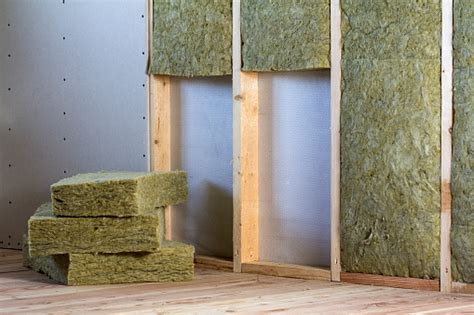 건식 벽체 격판덮개를 가진 미래의 벽에 나무 프레임 감기 장벽에 대 한 절연 직원 바위 양모와 섬유 유리 절연 편안 하 게 따뜻한 가정 경제 건설 및 혁신 개념 Diy에