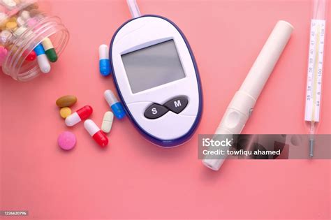 분홍색에 혈당 측정 키트 알약 및 온도계 건강 진단에 대한 스톡 사진 및 기타 이미지 건강 진단 건강관리와 의술 당뇨병 Istock