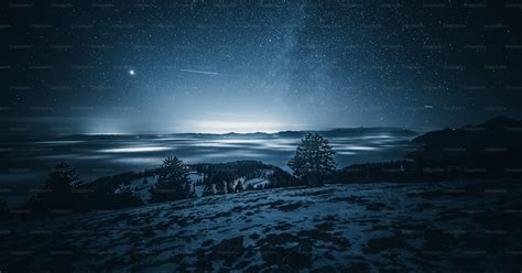 산 위에 별과 구름이 있는 밤하늘 사진 Unsplash의 어두운 나무 이미지