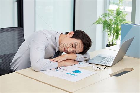 비즈니스 사무직 남성 피곤 휴식 사진 무료 다운로드 Lovepik