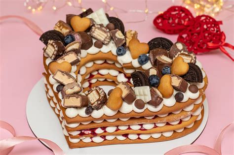 발렌타인 데이 생일 및 어머니의 날 클로즈업에 대한 분홍색 배경에 하트 모양의 케이크 갈색에 대한 스톡 사진 및 기타 이미지 갈색 개념 공휴일 Istock