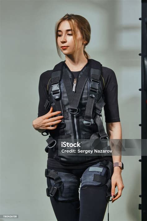 센서와 벨트에 착용 아름다운 금발 여자 벨크로와 함께 고정체육관에서 Ems 피트니스를 연습하고 있습니다 스포츠의 현대 종류 긴급서비스와 구조 직업에 대한 스톡 사진 및 기타