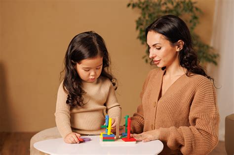 어린이와 부모가 형형색색의 나무 교육용 장난감을 가지고 놀면서 운동 능력을 향상시키고 실습 상호 작용을 통해 모양을 학습합니다 2 3 살에 대한 스톡 사진 및 기타 이미지