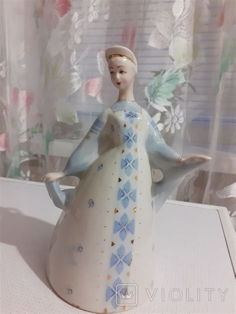 Фарфоровая статуэтка Девушка в голубом сарафане ФЗ Коростень на сайте для коллекционеров