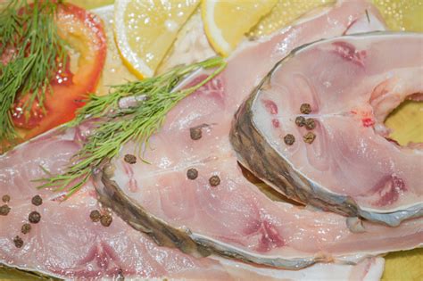 신선한 생선 요리 하기 전에 향료와 함께 스테이크를 잉어 날것에 대한 스톡 사진 및 기타 이미지 날것 녹색 딜 허브 Istock