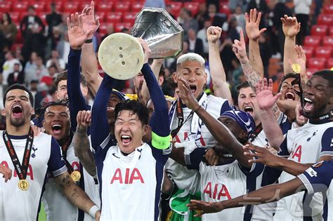 첫 우승 손흥민 트로피 번쩍 뉴스1