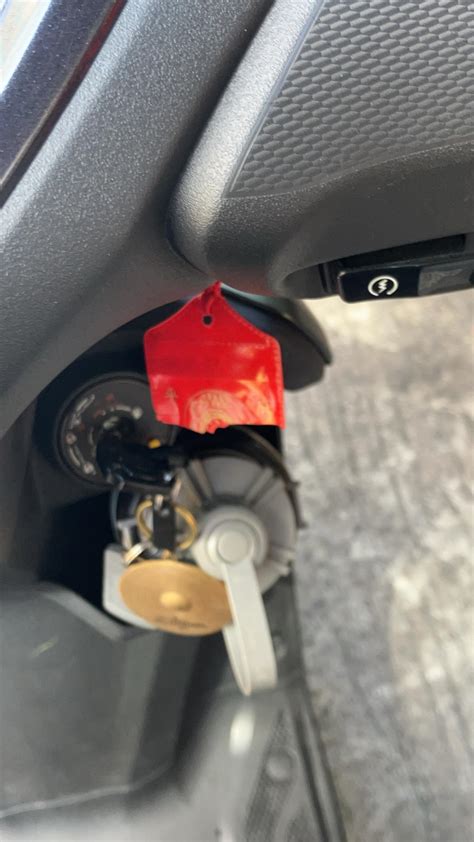 禮拜五車禍 人完全沒事 只有車殼有事而已 牽車去車行 我才看到我的平安符 直接斷一個很詭異的位置⋯⋯ 真的有幫我擋到⋯⋯ 對了 問 平安符變