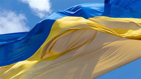 У Києві найбільший прапор країни тимчасово приспустили через прогнозовану негоду Читайте на Ukr Net