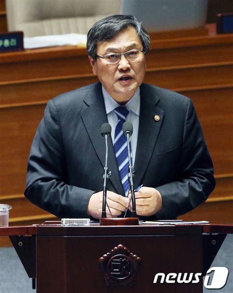 답변하는 최문기 장관 뉴스1